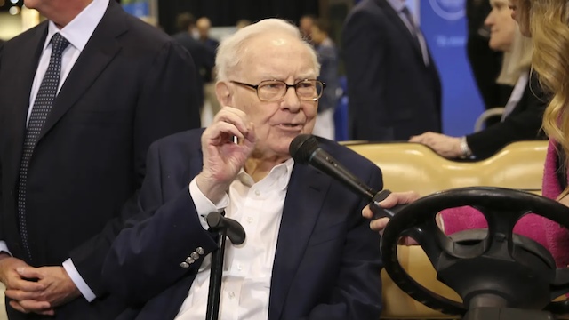 Công ty của Warren Buffett báo lãi hoạt động tăng 34%, giữ tiền mặt kỷ ...