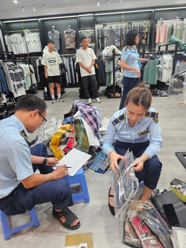 Một công ty bị phát hiện kinh doanh gần 2.000 sản phẩm thời trang nghi ...