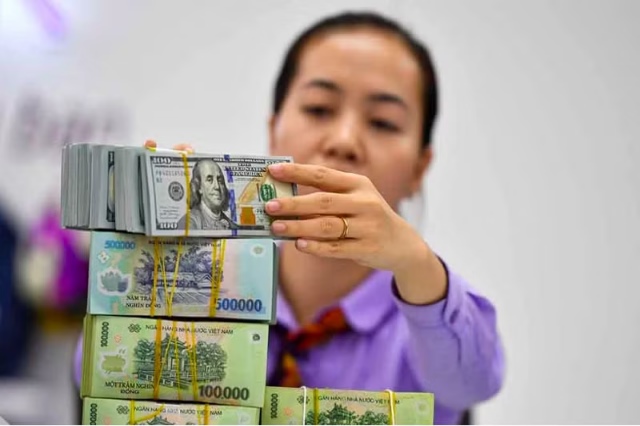 Lãi suất huy động tăng cao, vì sao ngân hàng vẫn 'khát' vốn? | Vietstock